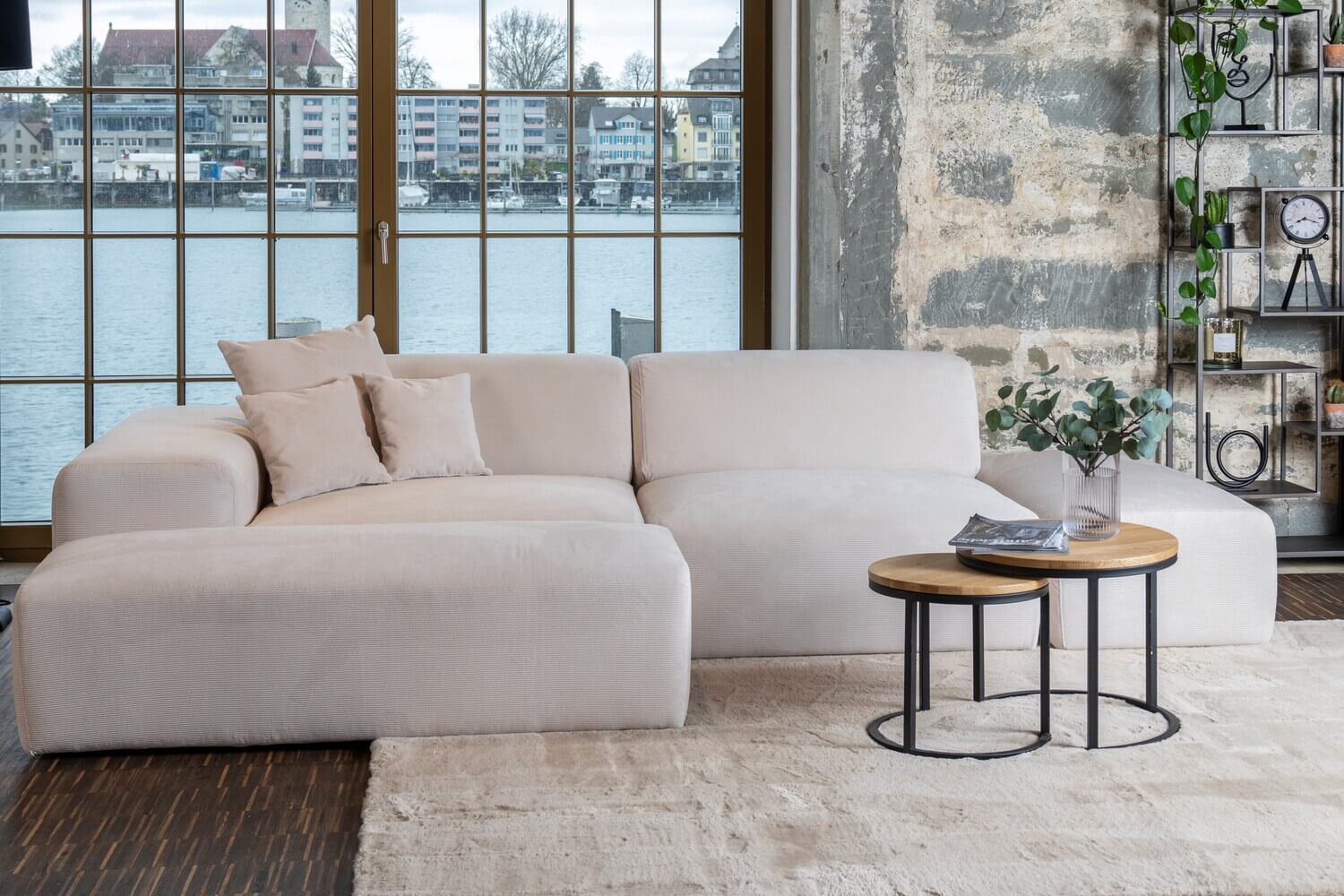 Decorating a coffee table: how to do it right